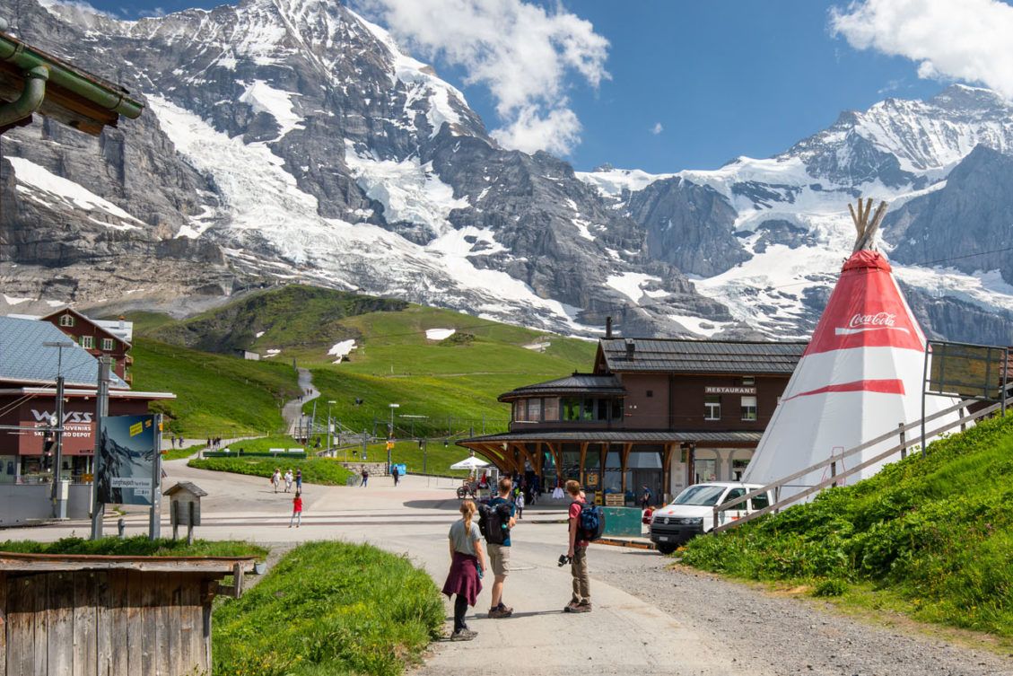 Walking from Männlichen to Kleine Scheidegg on the Panorama Trail ...