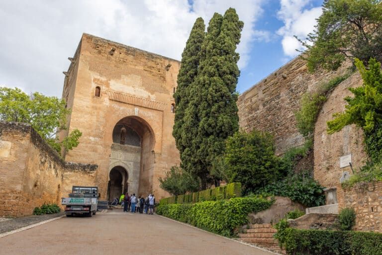 How to Visit the Alhambra 2024: Top Things to Do & Photos – Earth Trekkers